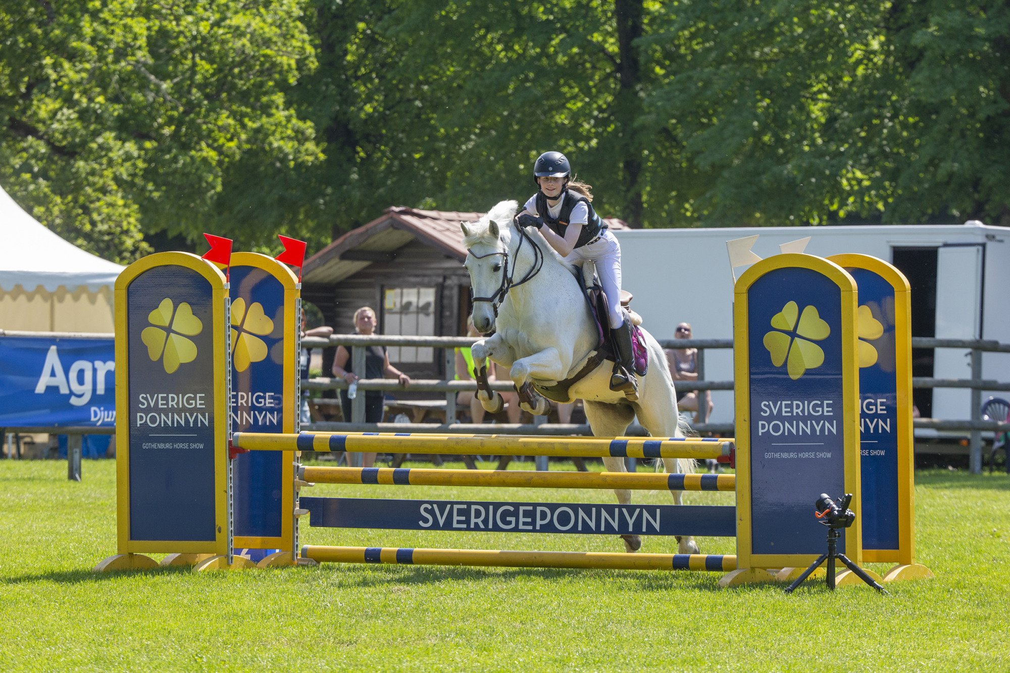 Anna-Maria Lundgren hoppade hem Sverigeponnyn - Ridsport