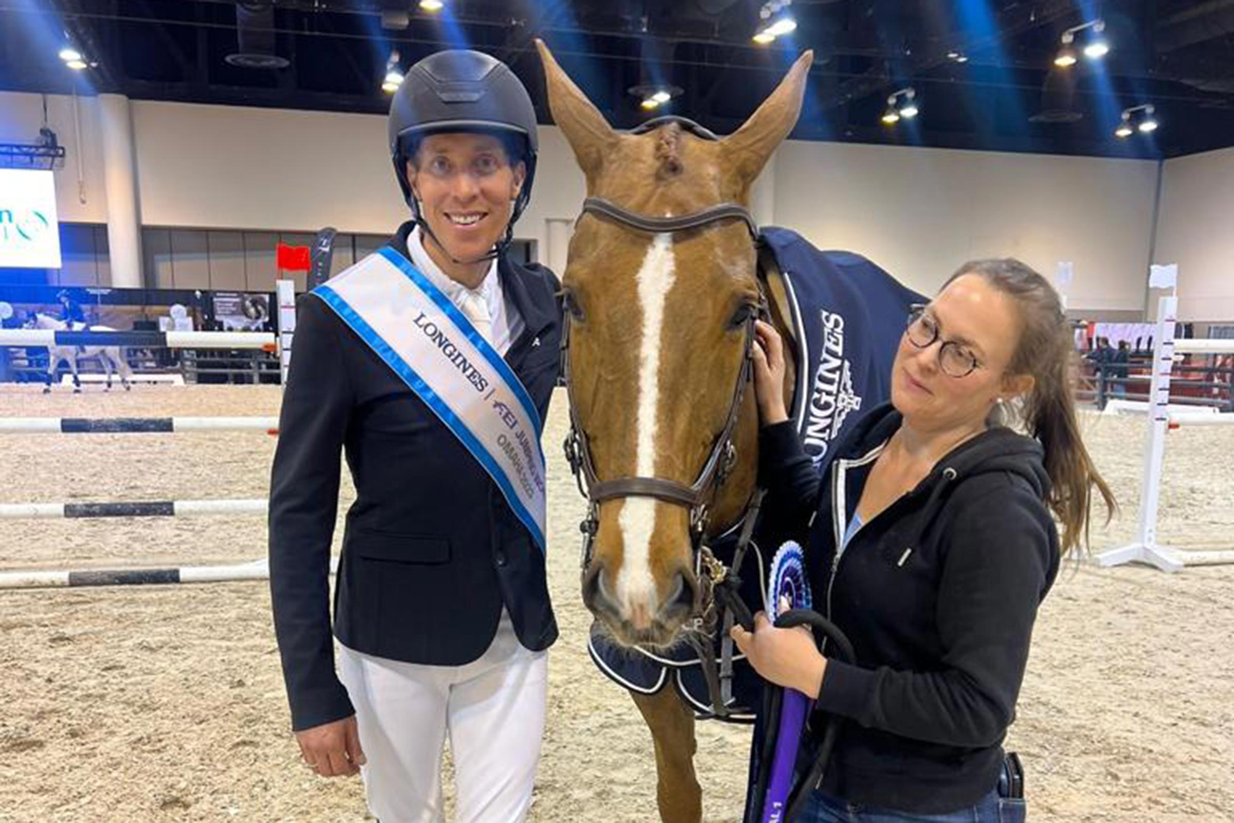 Kolla klippet: King Edward kommer hem och hyllas i stallet - Ridsport