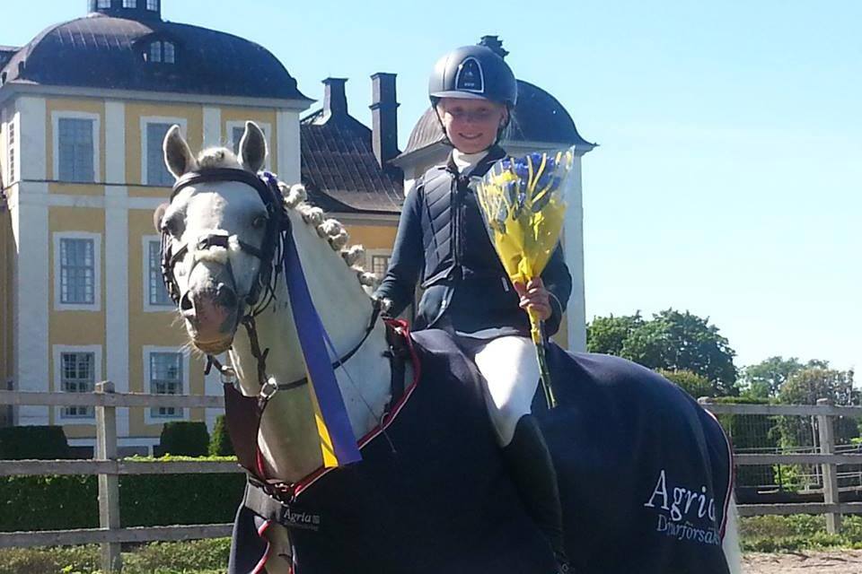 Dubbelt upp för Ella Björklund – rider svår dressyr och hoppning - Ridsport