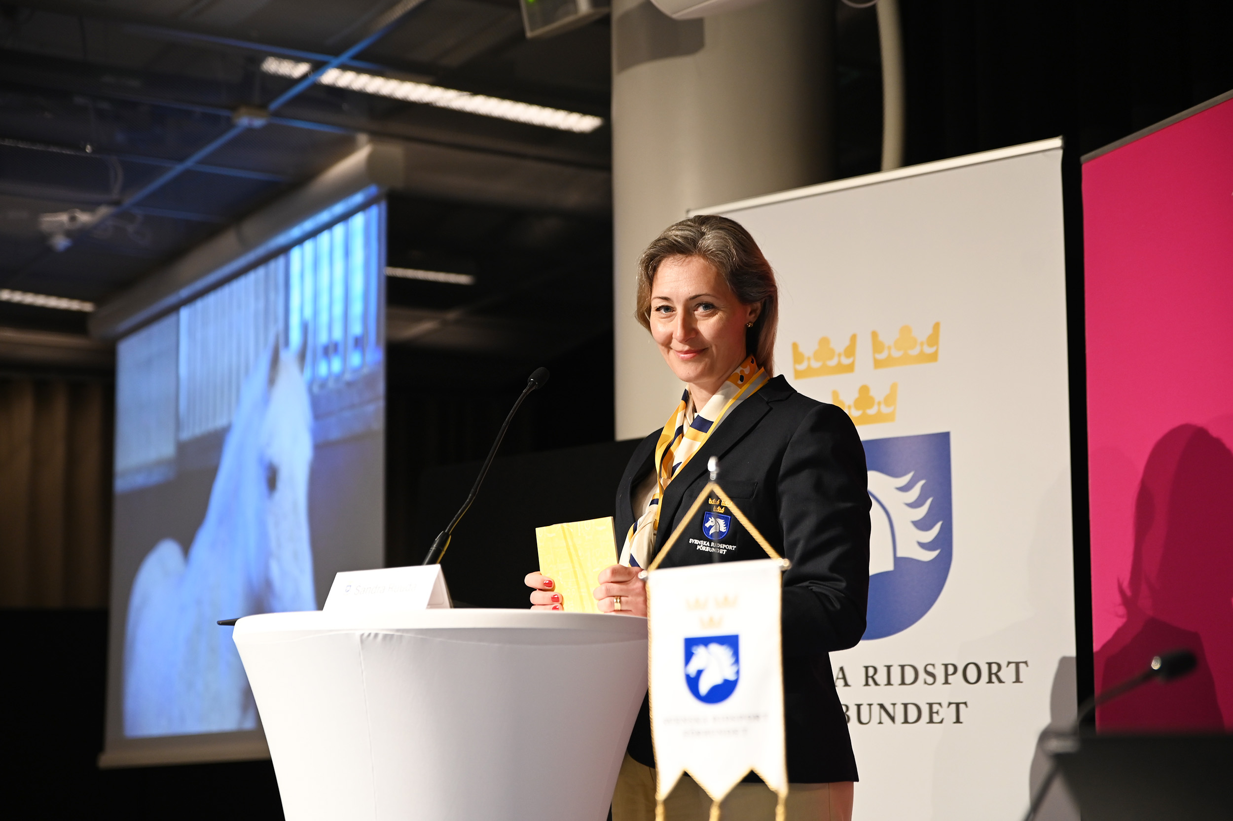 Sargat förbund efter 13-årsbeslut - Ridsport
