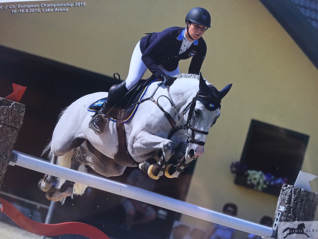 Elina Petersson i fortsatt ledning - Ridsport